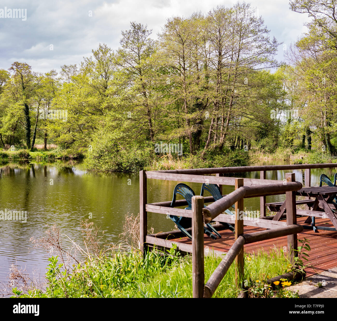 Waterside seating hi-res stock photography and images - Alamy