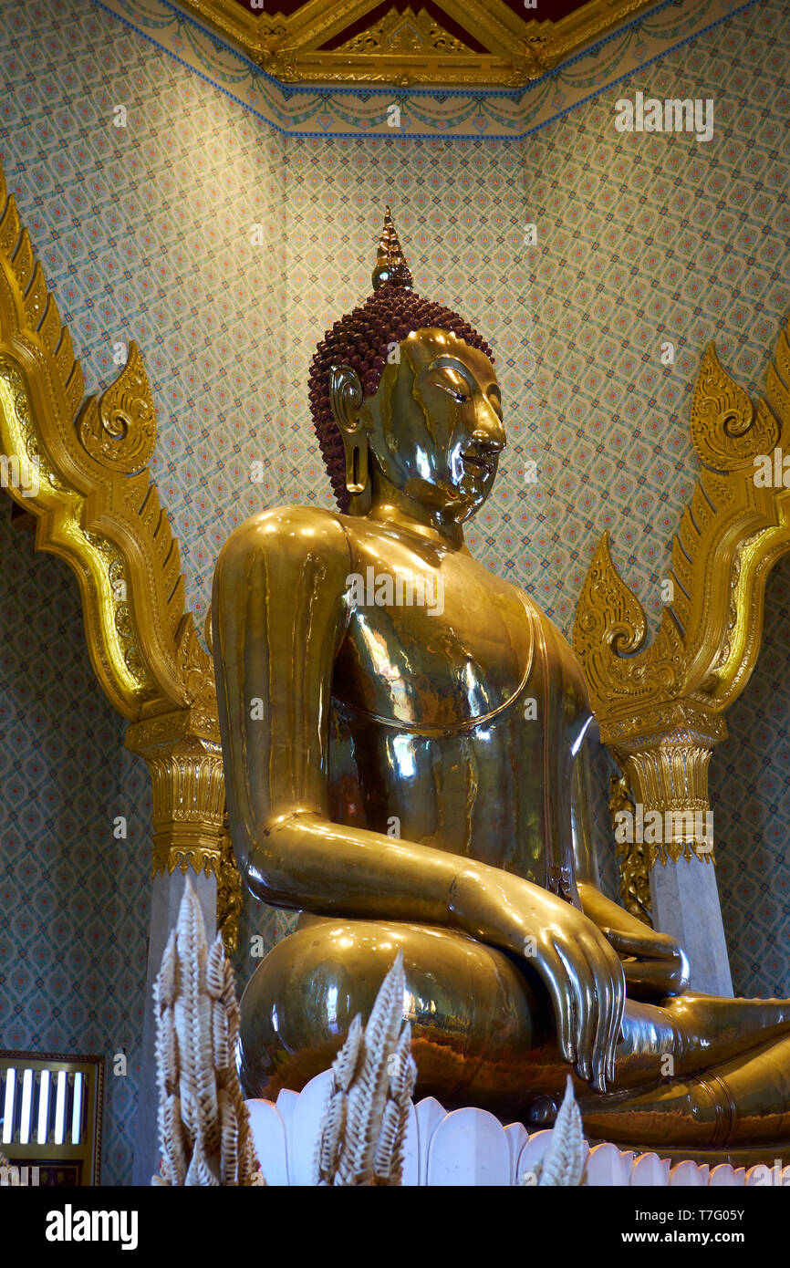 Gold rich temple hi-res stock photography and images - Alamy