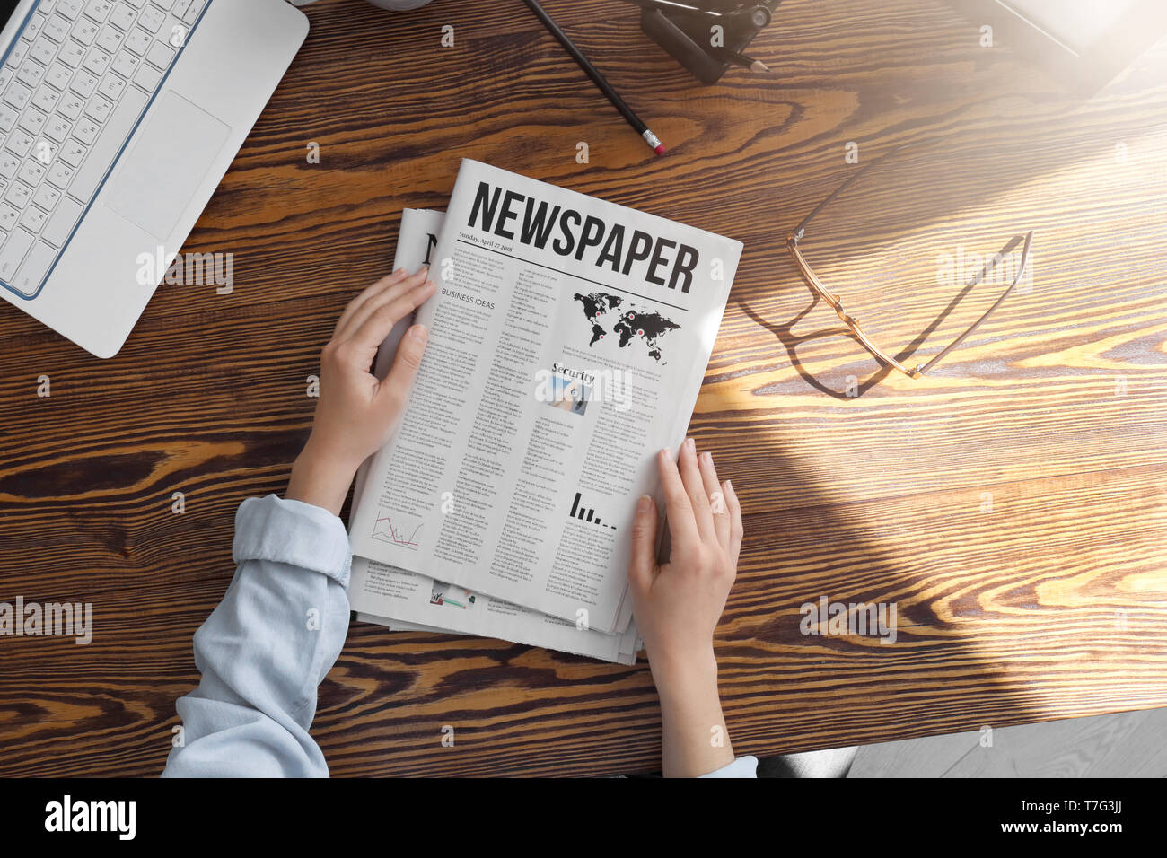 Woman reading weekly newspaper hi-res stock photography and images - Alamy