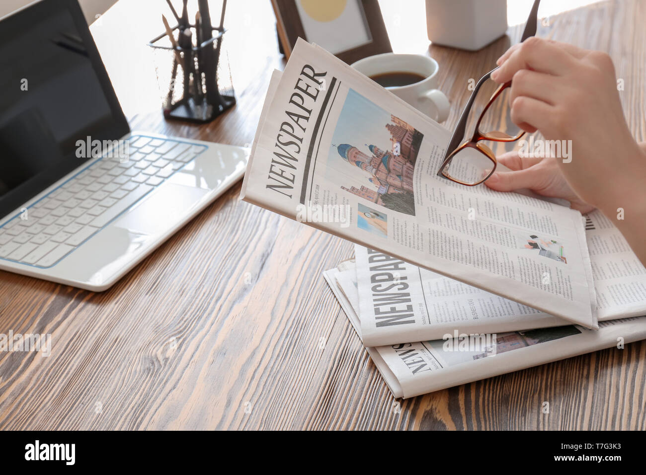 Woman reading weekly newspaper hi-res stock photography and images - Alamy