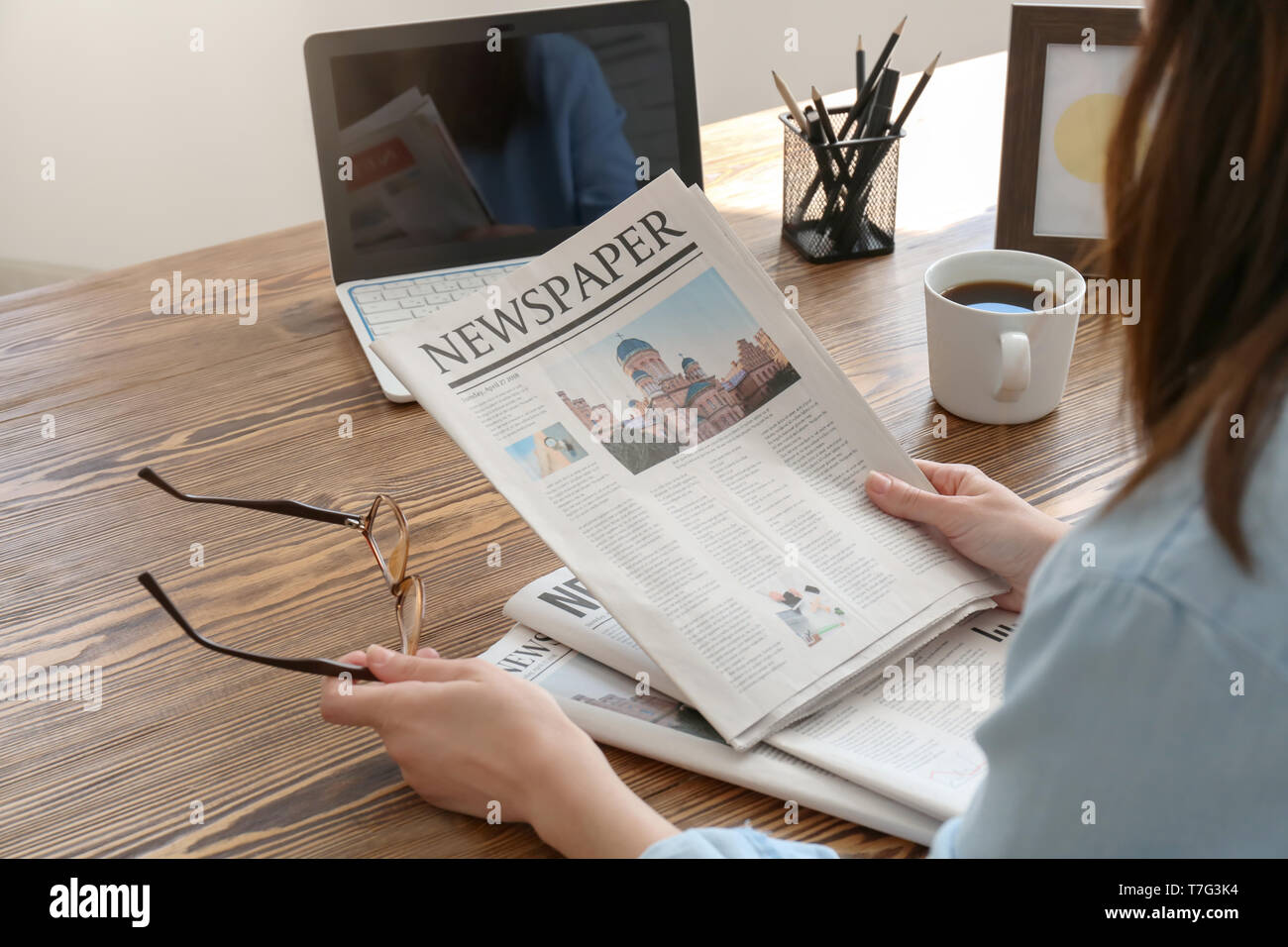 Woman reading weekly newspaper hi-res stock photography and images - Alamy