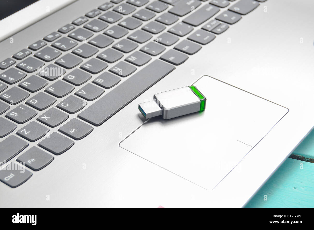 USB flash drive on the laptop keyboard. Modern media technologies Stock ...