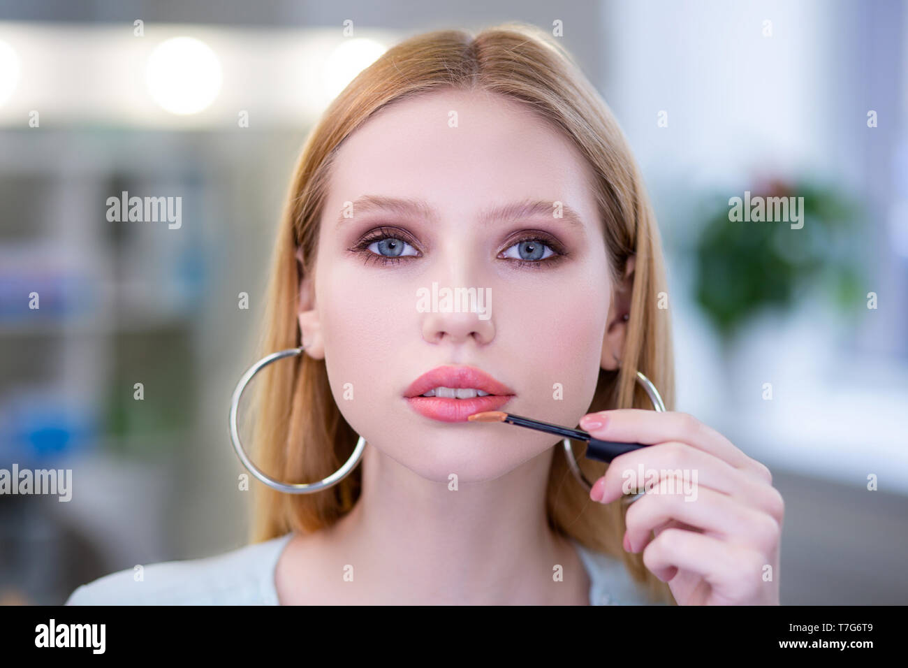 Bright pink lips studio hi-res stock photography and images - Alamy