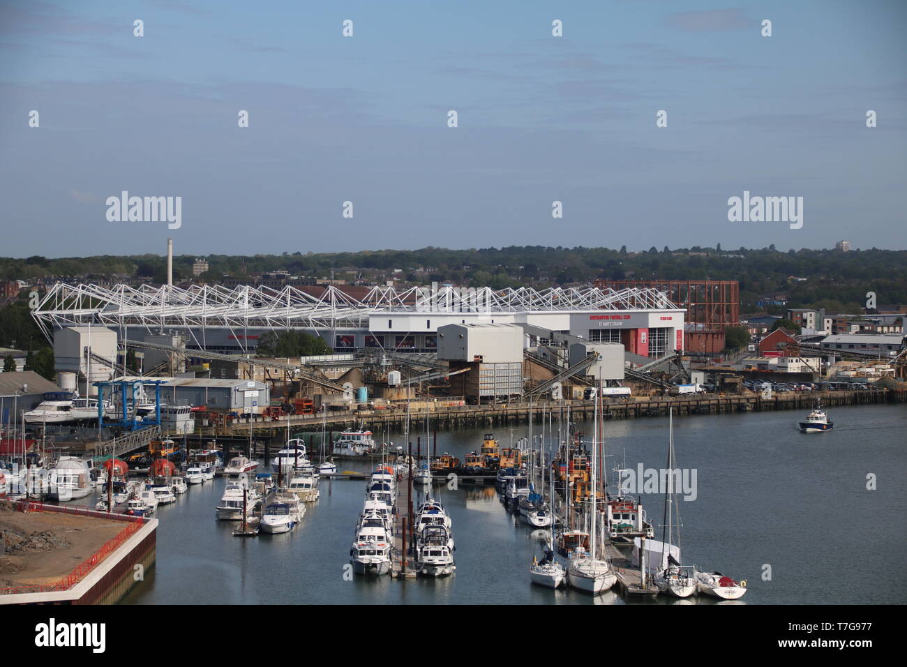 A view ground across river itchen hi-res stock photography and images ...