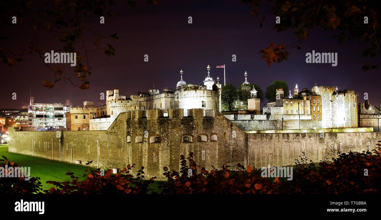 Night view of Tower of London, Her Majesty's Royal Palace and Fortress ...