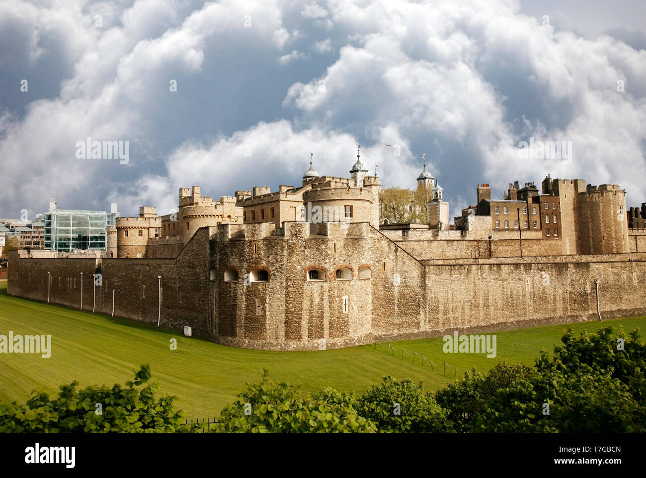 Outside view of Tower of London, Her Majesty's Royal Palace and ...