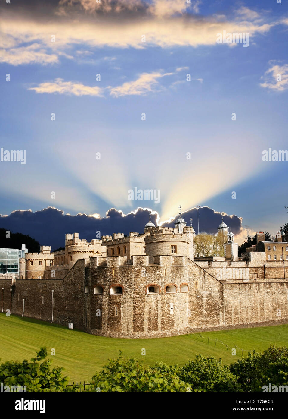Outside view of Tower of London, Her Majesty's Royal Palace and ...