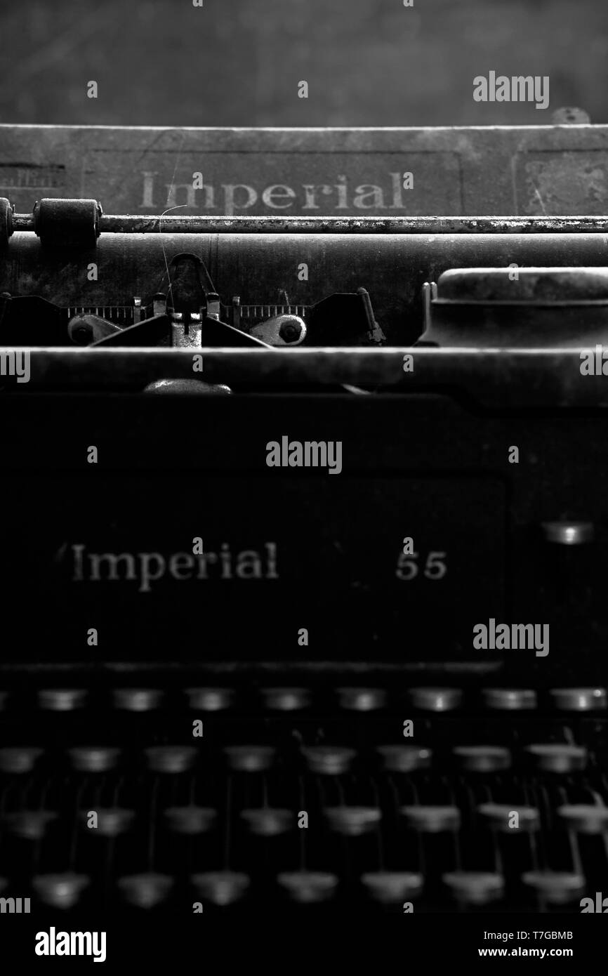 Vintage imperial typewriter hi-res stock photography and images - Alamy