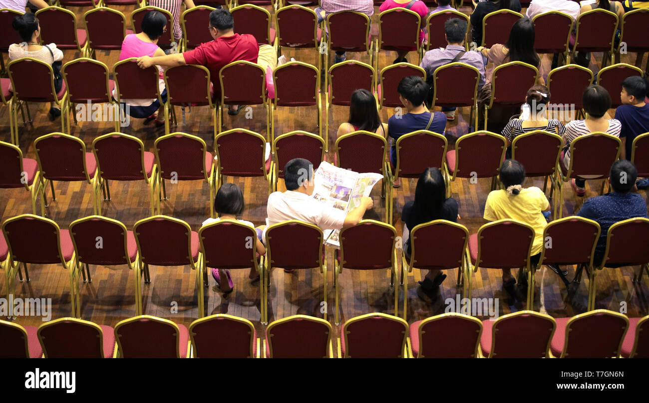 Parents audience stage children hi-res stock photography and images - Alamy