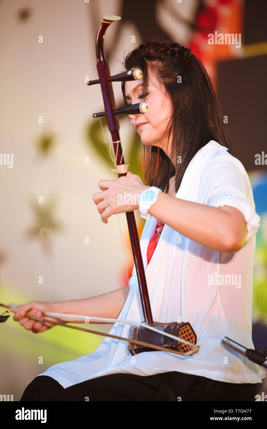 Musician playing erhu chinese musical hi-res stock photography and ...