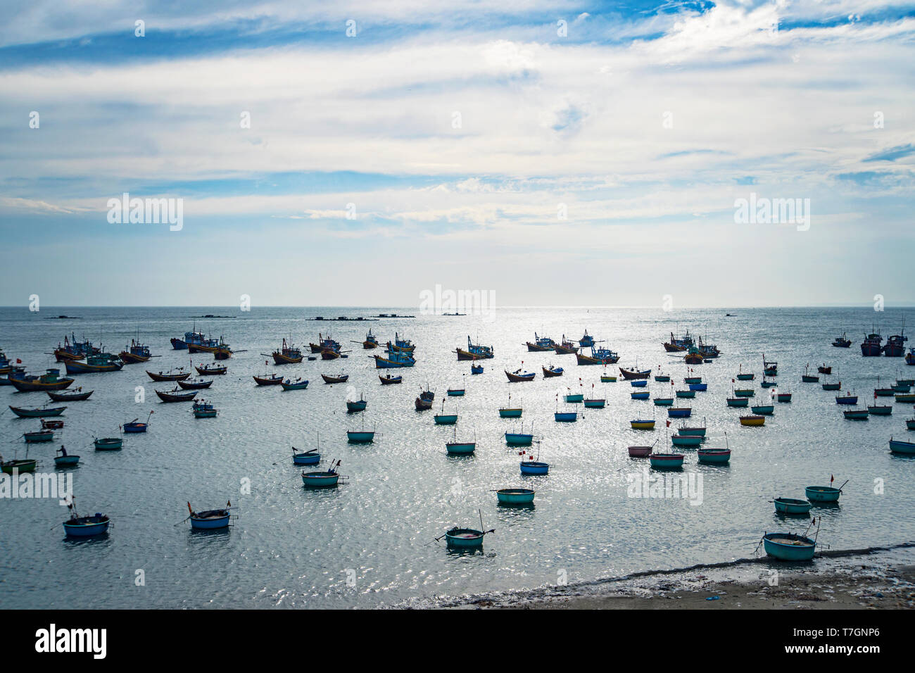 Traditional vietnamese boat hi-res stock photography and images - Alamy