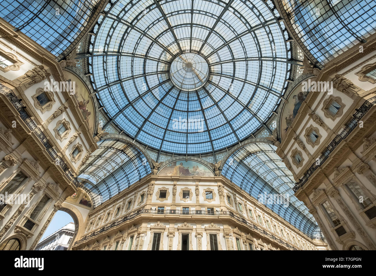 Galleria Vittorio Emanuele II shopping arcade interior, Milan, Italy ...