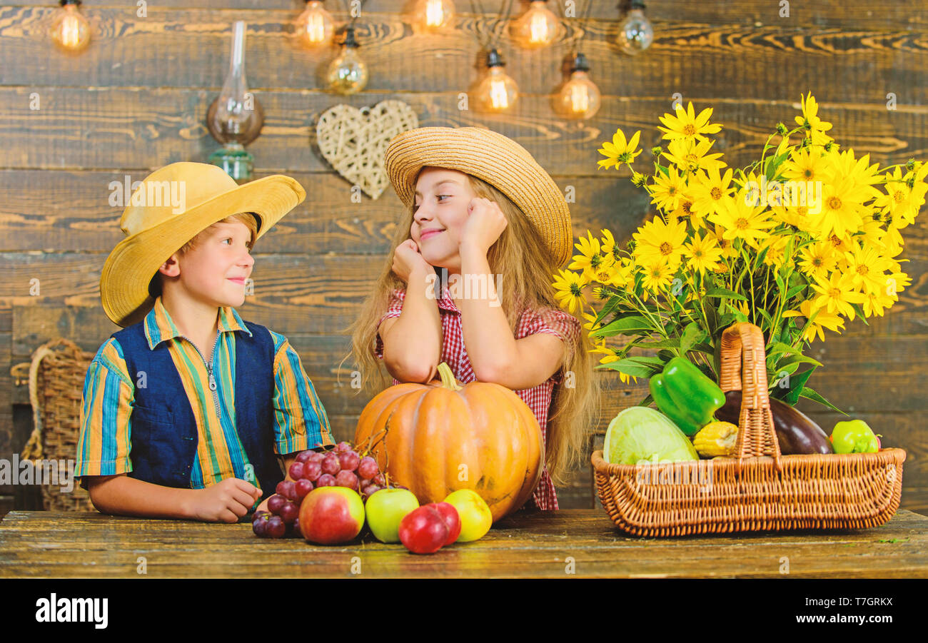 Kids growing vegetables hi-res stock photography and images - Alamy