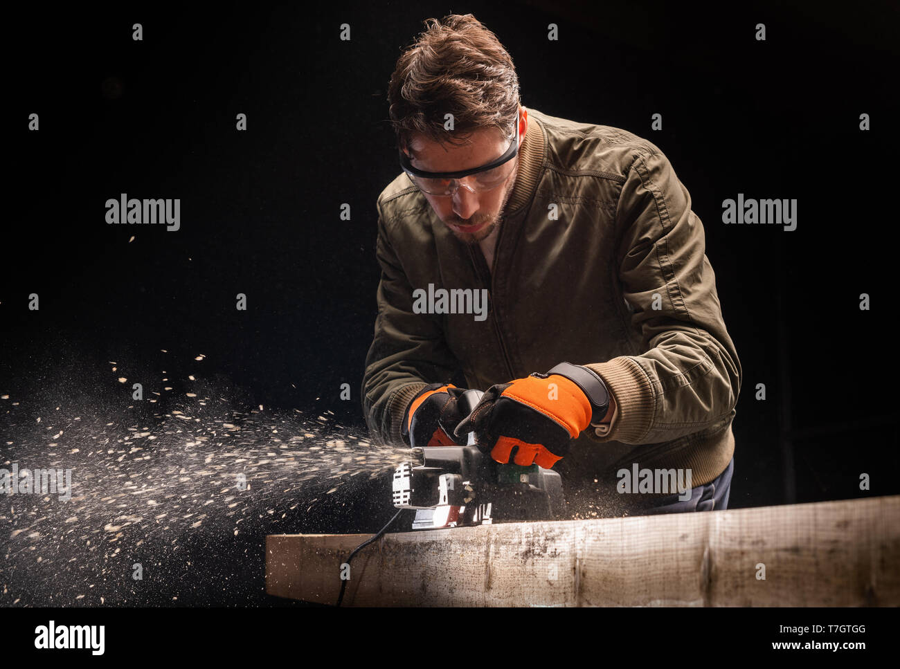 Handsome man using wood sanding machines belt sander Stock Photo - Alamy