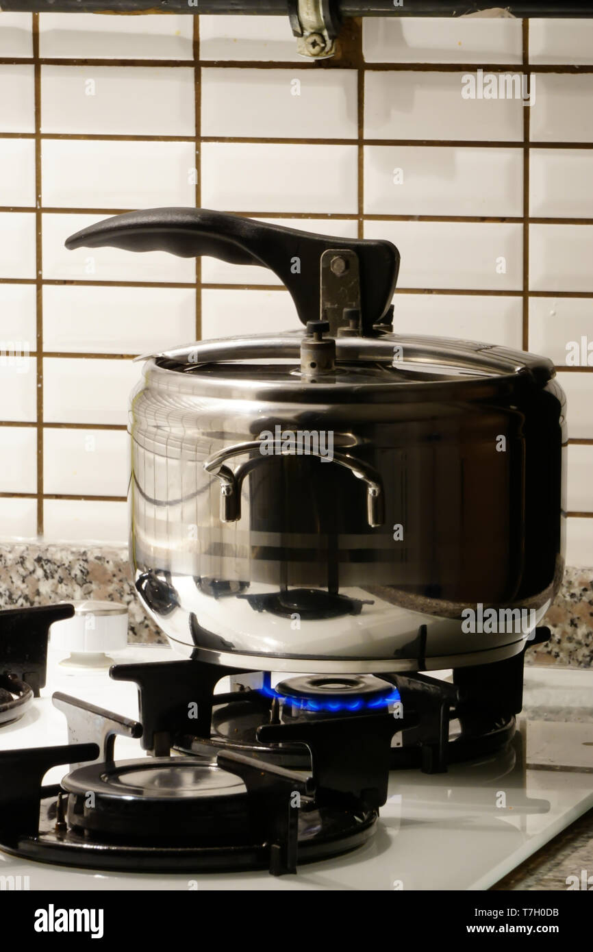 Pressure cooker hi-res stock photography and images - Alamy