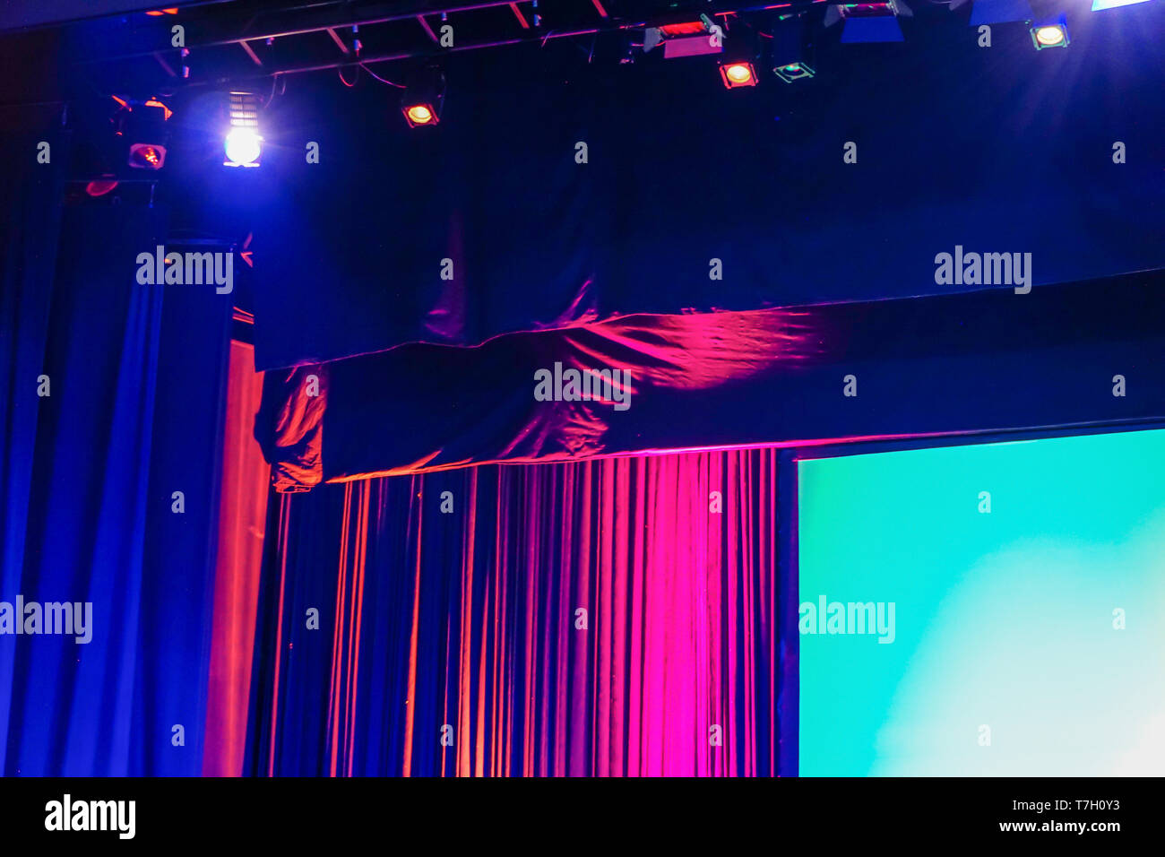 Red curtain theatre hi-res stock photography and images - Alamy