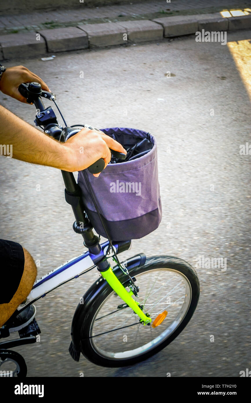 Foldable bicycle hi-res stock photography and images - Alamy