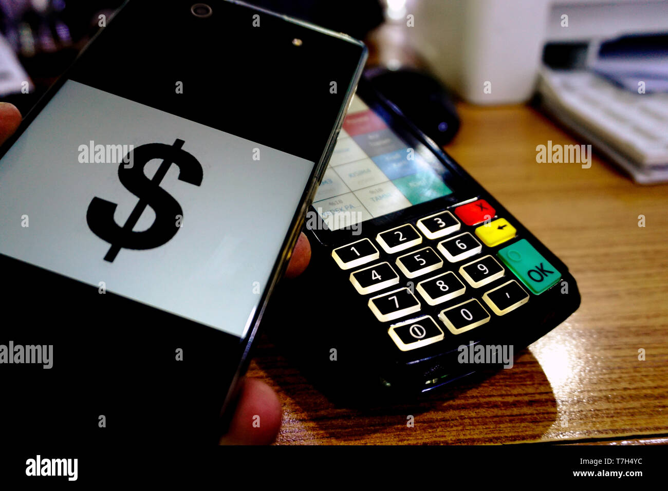 Making contactless payment with smartphone Stock Photo - Alamy