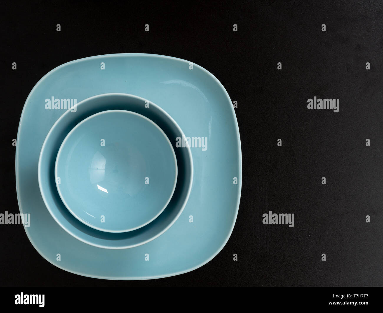 Set of empty black ceramic plates hi-res stock photography and images ...