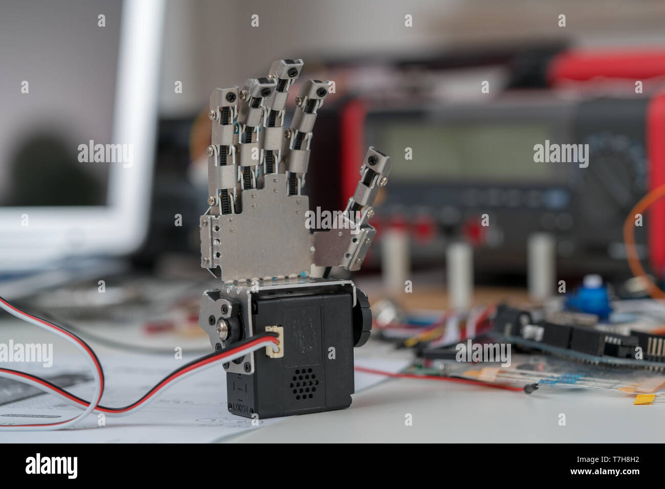 Mechanical model of human palm. Robot arm Stock Photo - Alamy