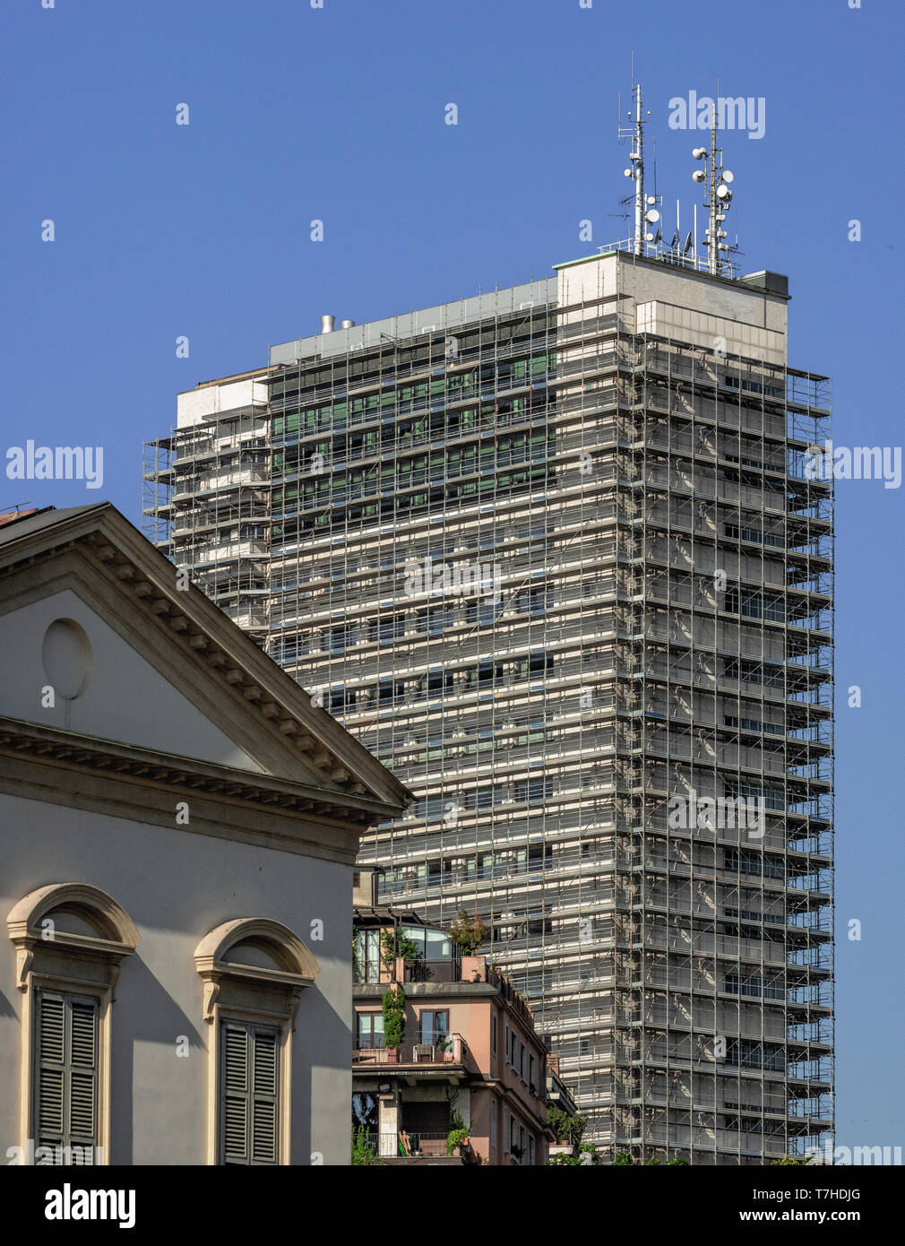Scaffold skyscraper hi-res stock photography and images - Alamy