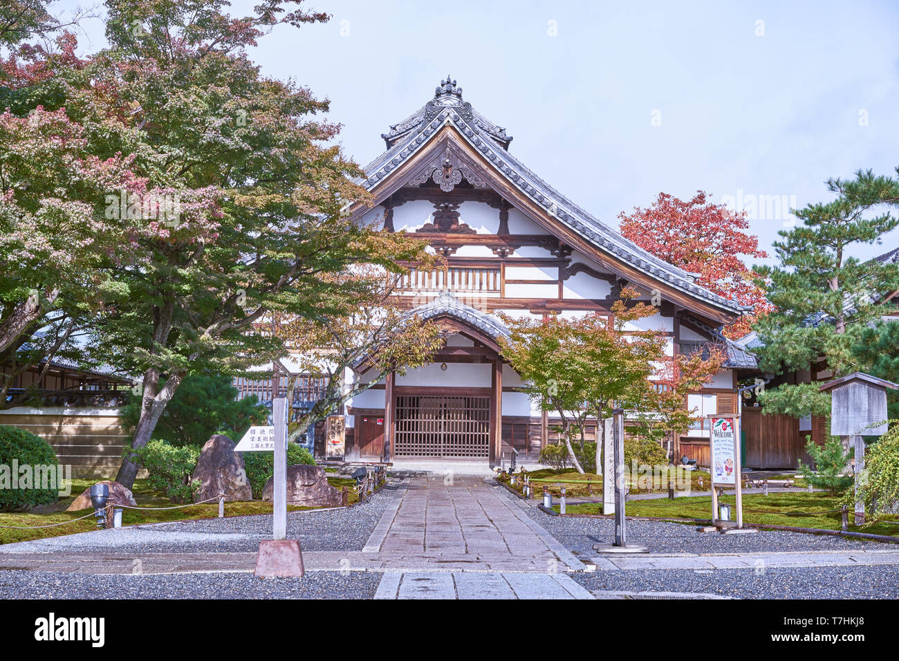 Buddhist temple front gate hi-res stock photography and images - Alamy