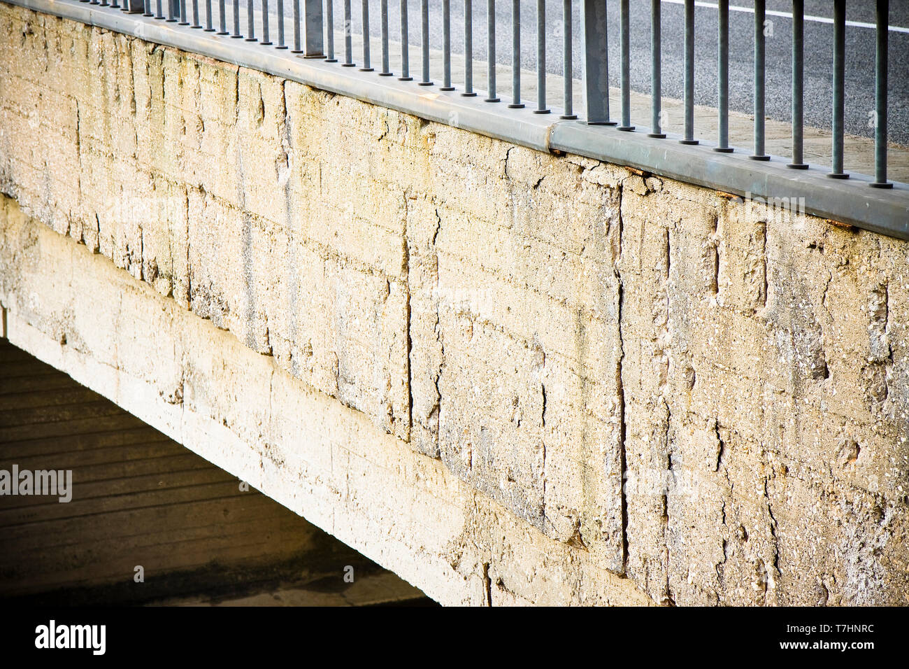 Damaged concrete caused by rusting reinforcement bars Stock Photo - Alamy