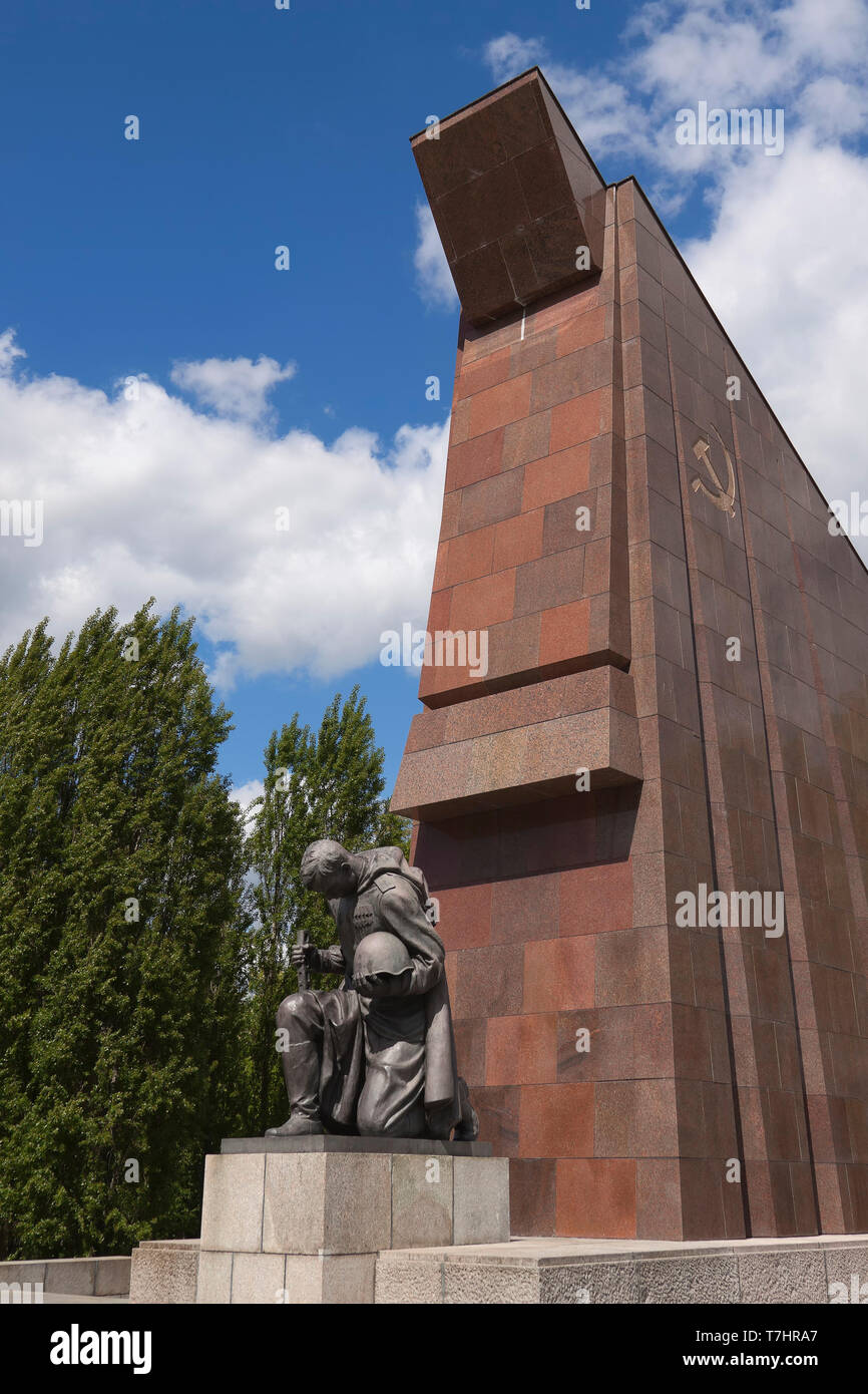 Soviet War Memorial, war memorial and military cemetery in Berlin's ...