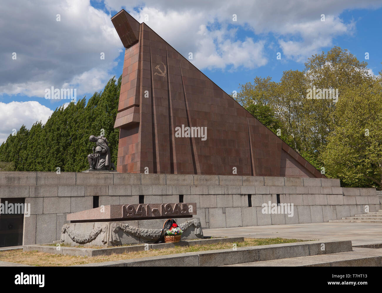 Soviet War Memorial, war memorial and military cemetery in Berlin's ...