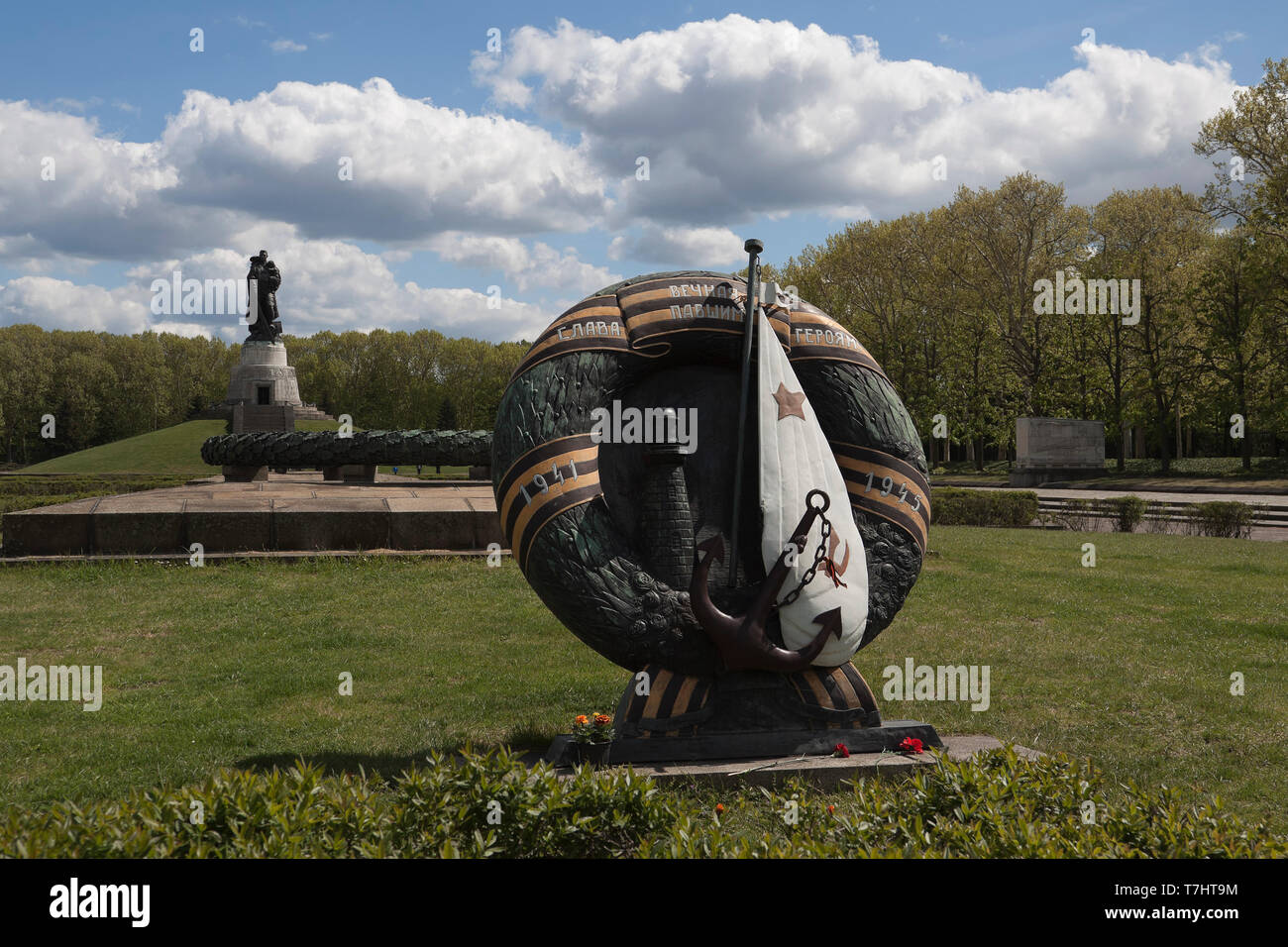 Soviet War Memorial, war memorial and military cemetery in Berlin's ...