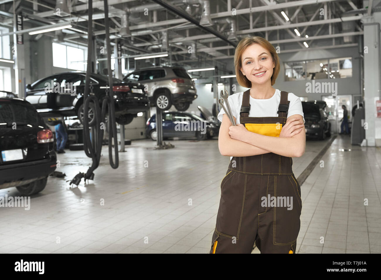 Vehicle on lift hi-res stock photography and images - Alamy