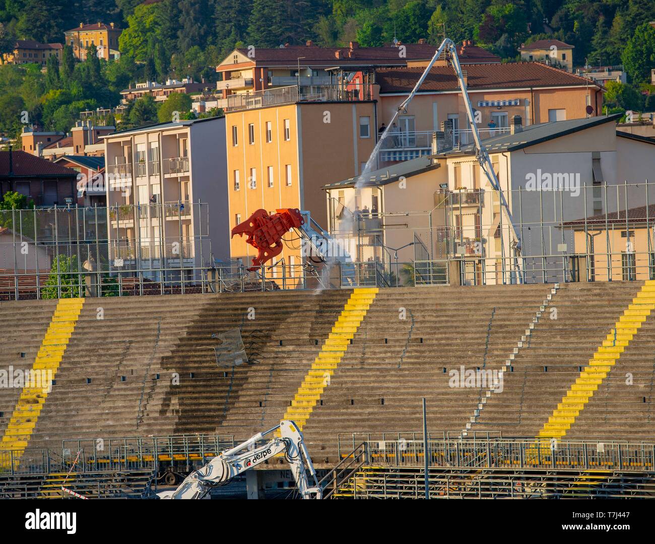 Bergamo Italy 6 May 2019: Excavator for demolition of large demolitions ...