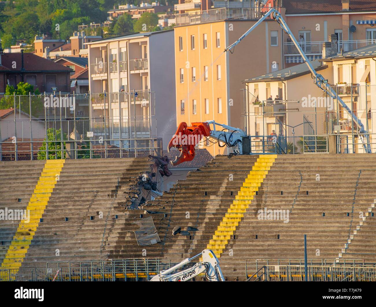 Bergamo Italy 6 May 2019: Excavator for demolition of large demolitions ...