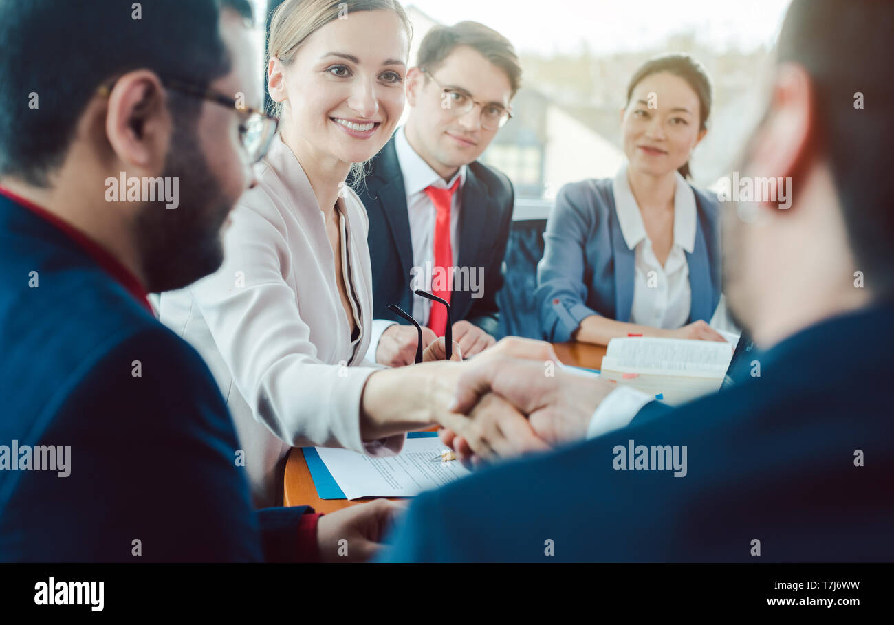 Business handshake deal diversity hi-res stock photography and images ...