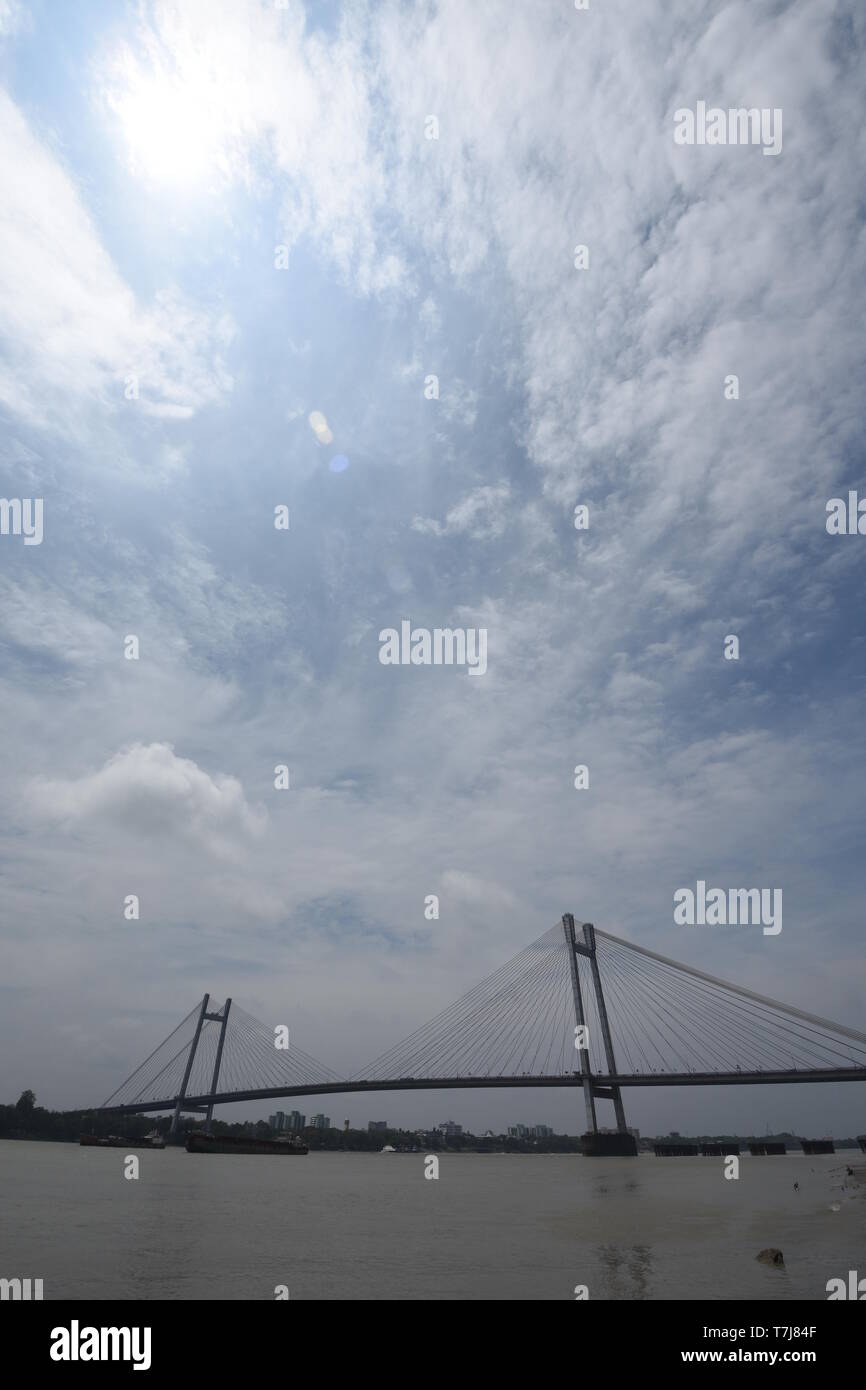 Howrah City, India. 4th May, 2019. The Vidyasagar Setu across river ...