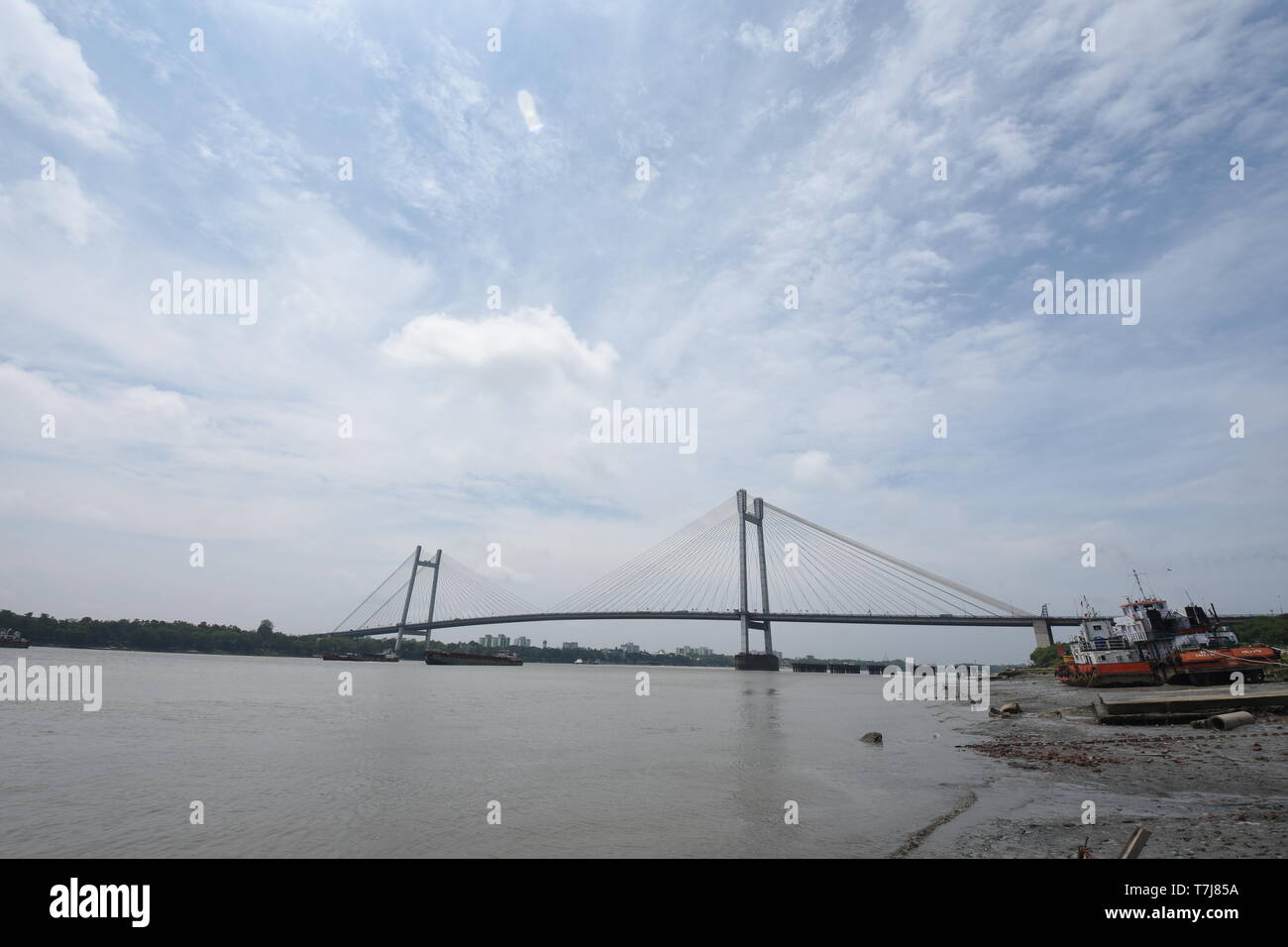 Howrah City, India. 4th May, 2019. The Vidyasagar Setu across river ...