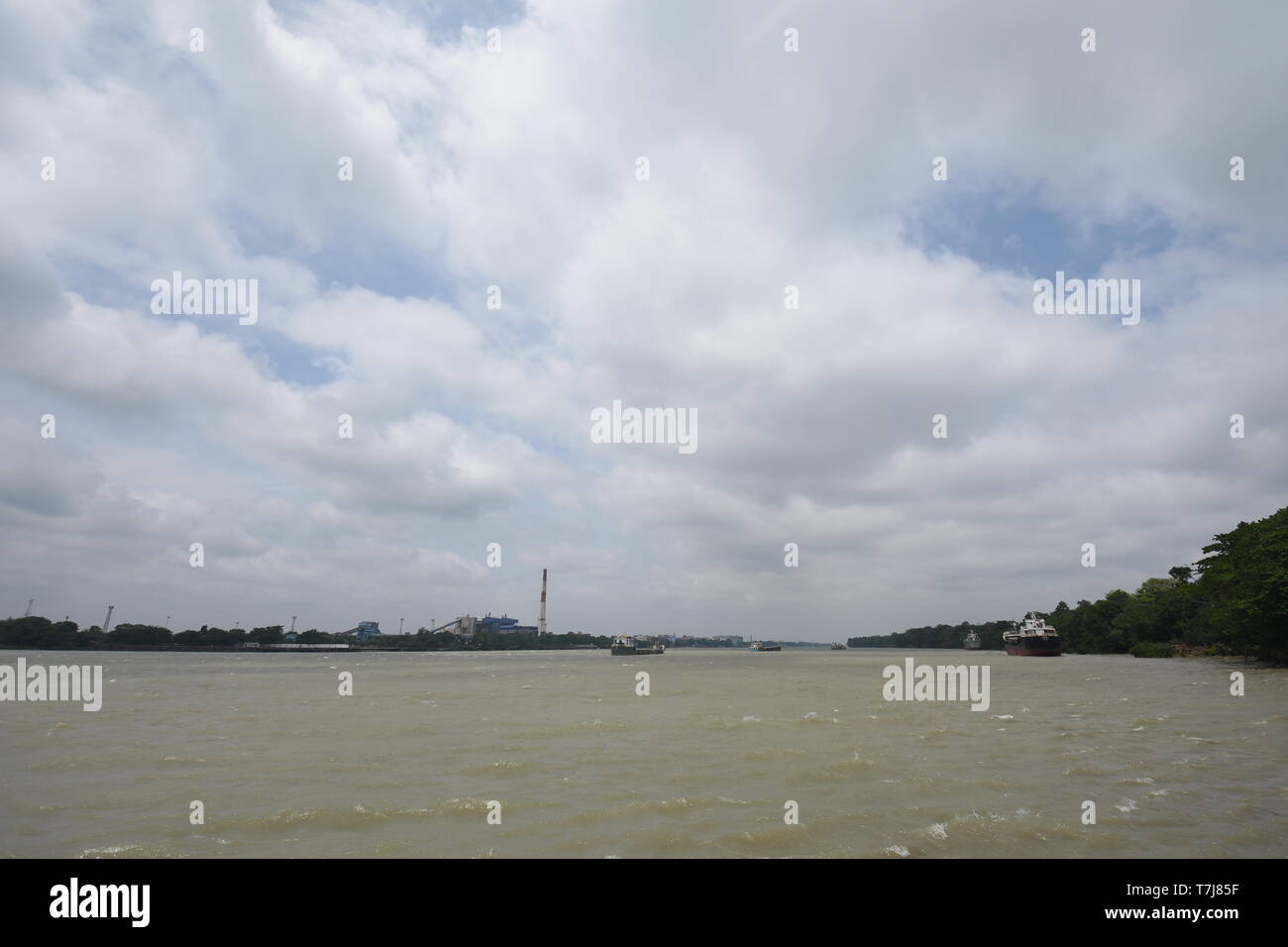Botanical Garden ghat, Howrah City, India. 4th May, 2019. The river ...