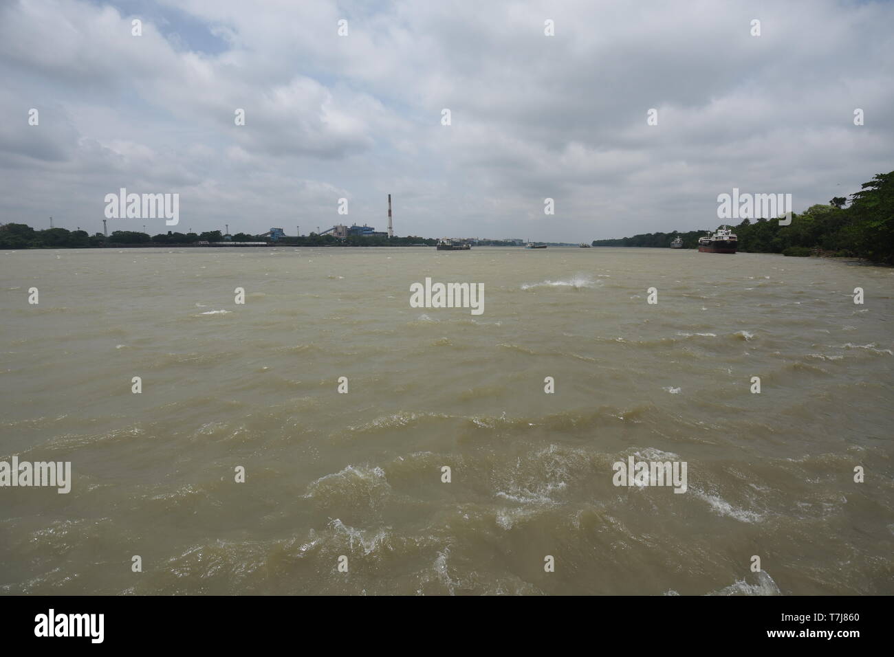 Botanical Garden ghat, Howrah City, India. 4th May, 2019. The river ...