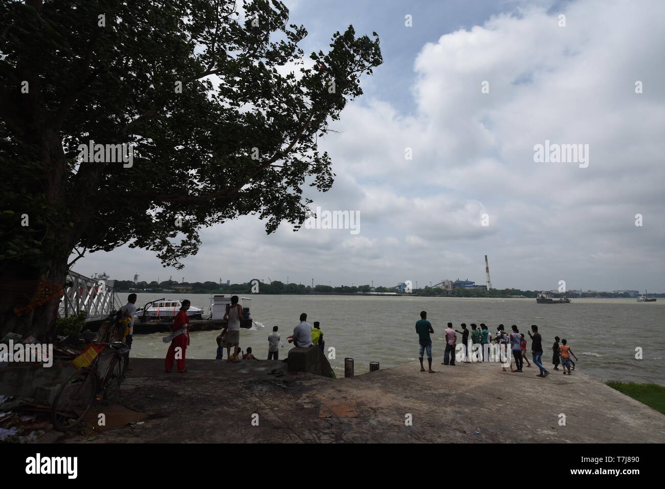Botanical Garden ghat, Howrah City, India. 4th May, 2019. People ...