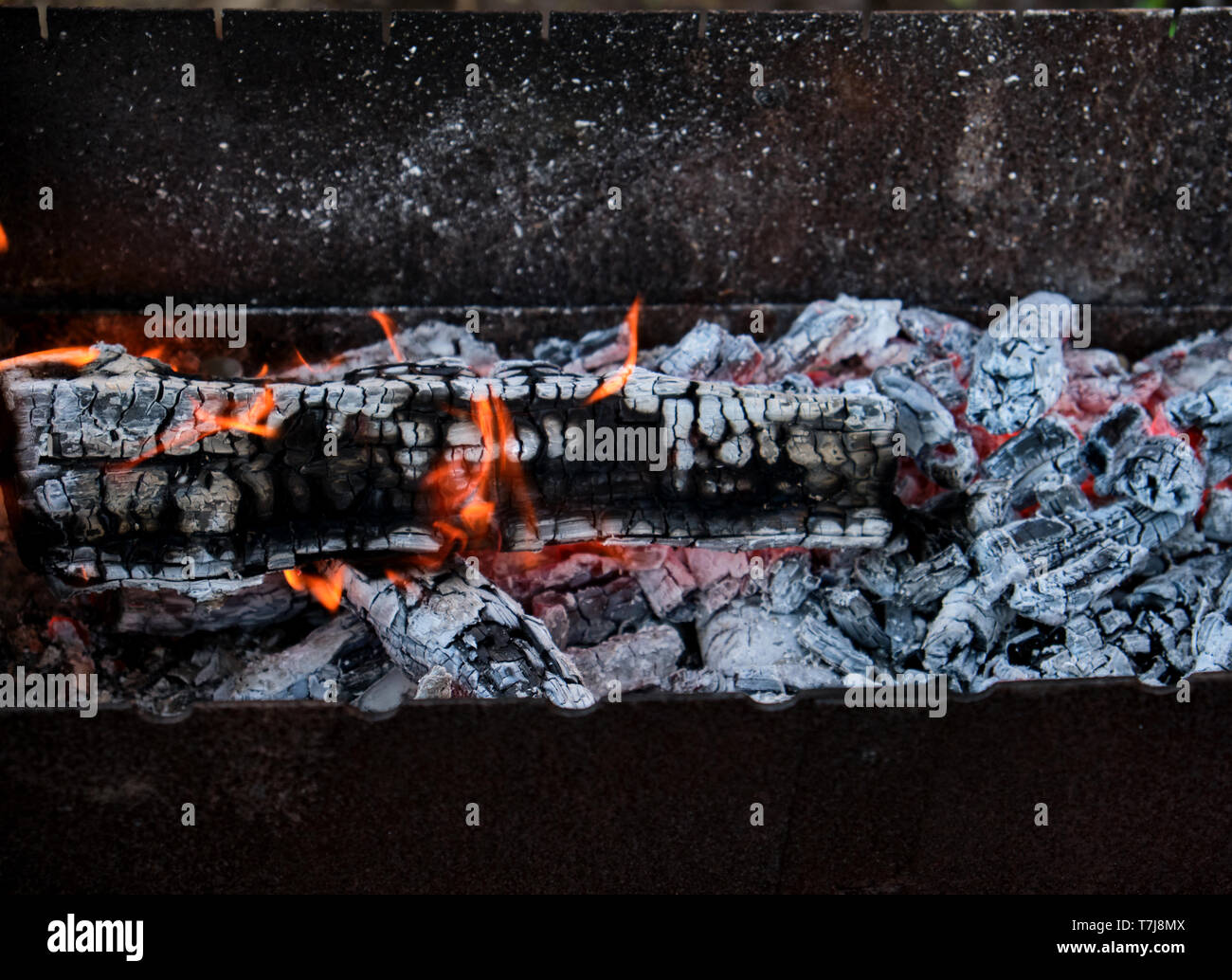 Log fire ablaze hi-res stock photography and images - Alamy