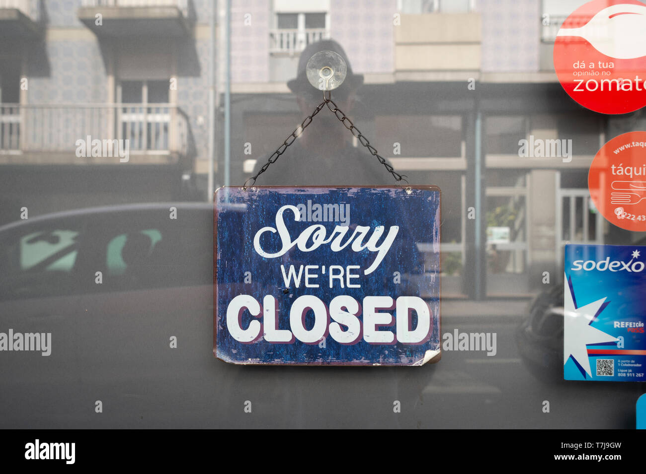 Sorry we're closed sign on a shop door Stock Photo - Alamy