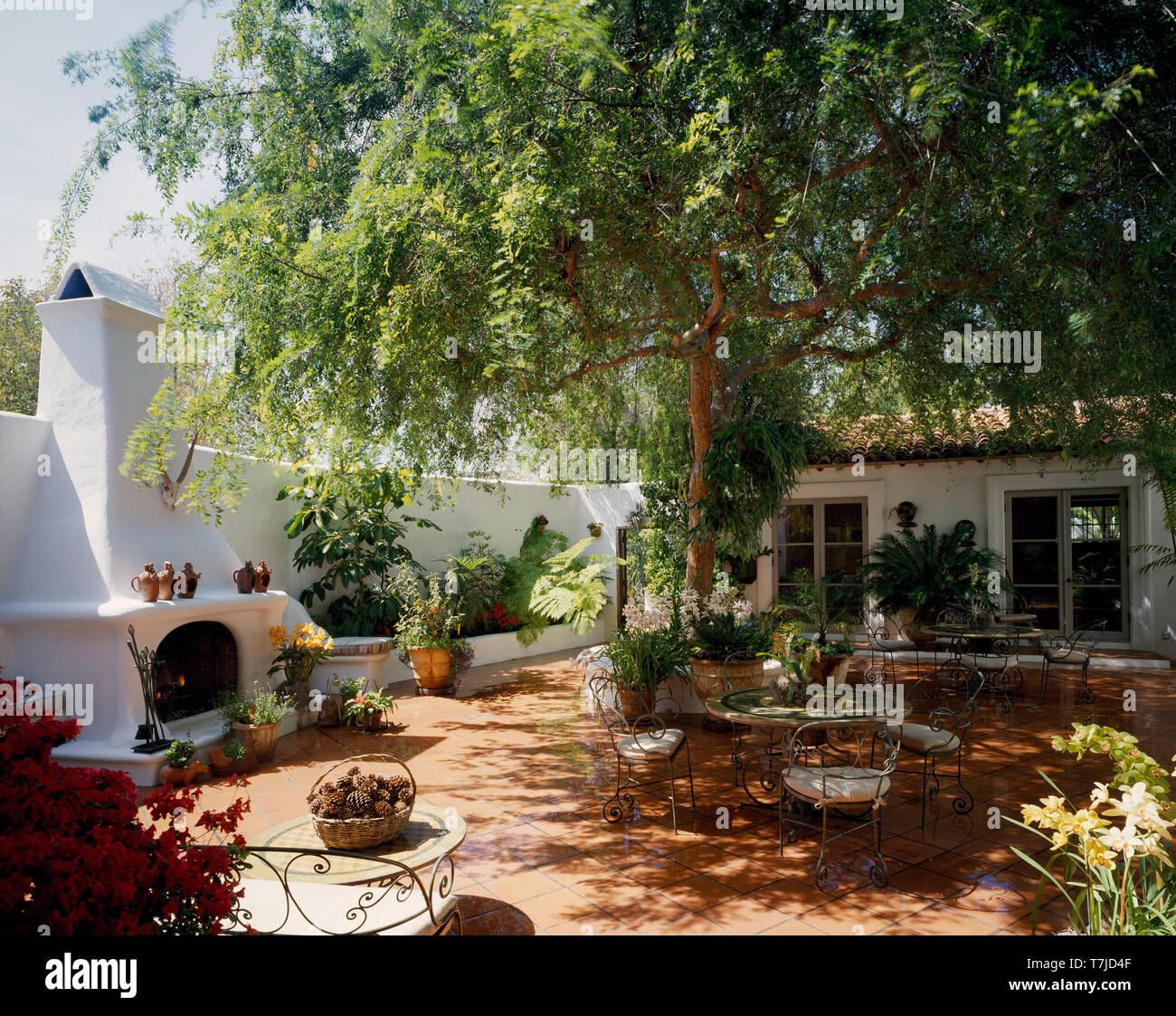 Alfresco fire hi-res stock photography and images - Alamy