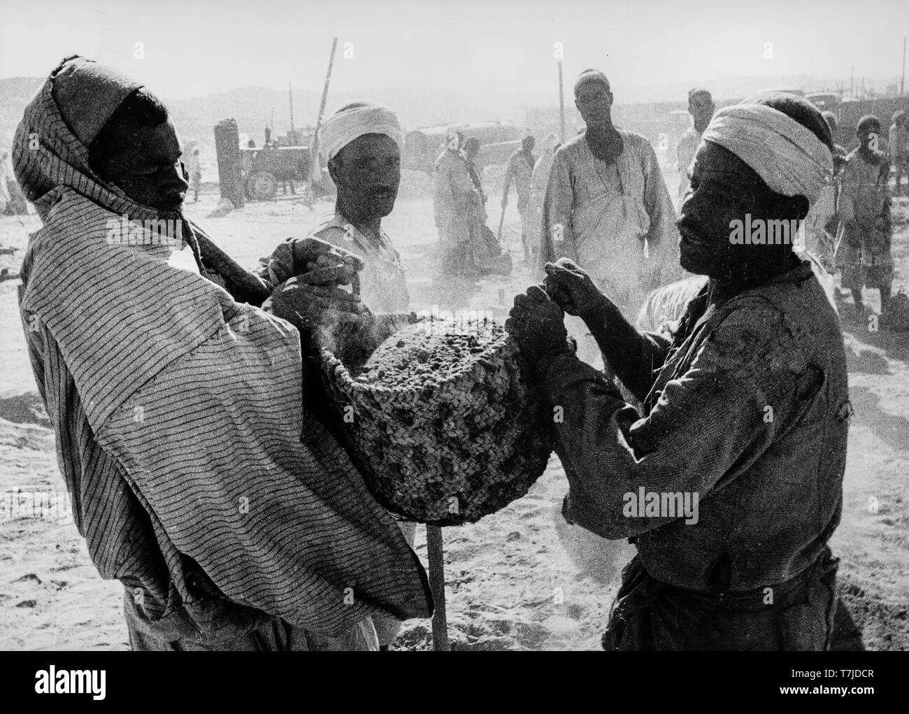 workers, dam, Aswan, Egypt, 70s Stock Photo - Alamy