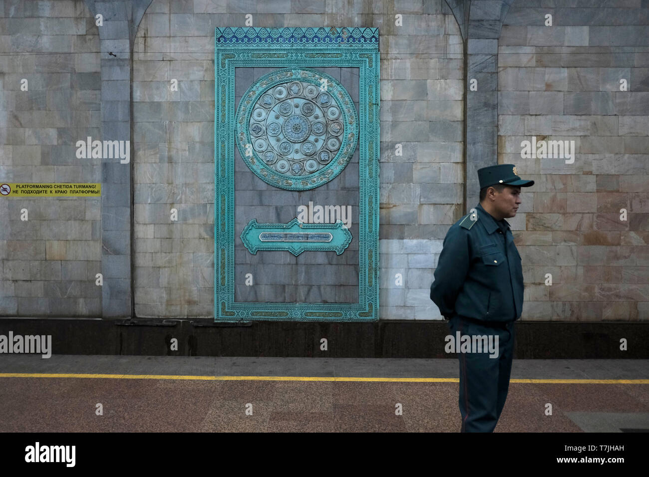 Policeman stand hi-res stock photography and images - Alamy