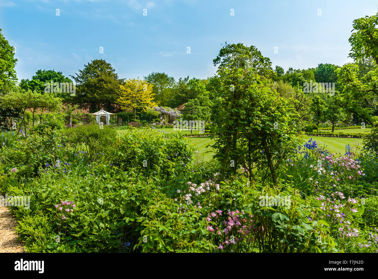 Spring Garden Uk Lawn High Resolution Stock Photography and Images - Alamy