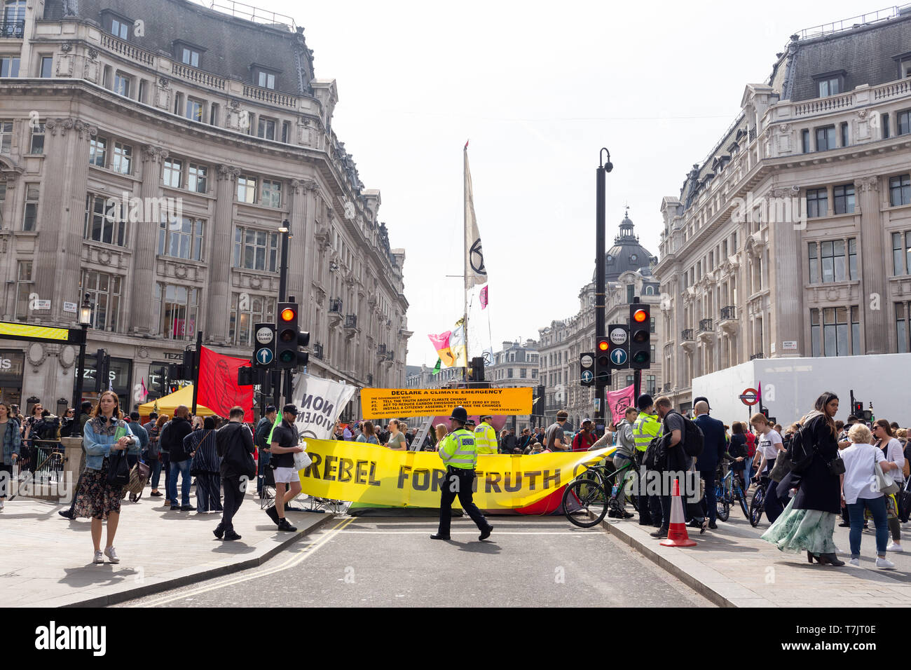 Protesters block the road hi-res stock photography and images - Alamy