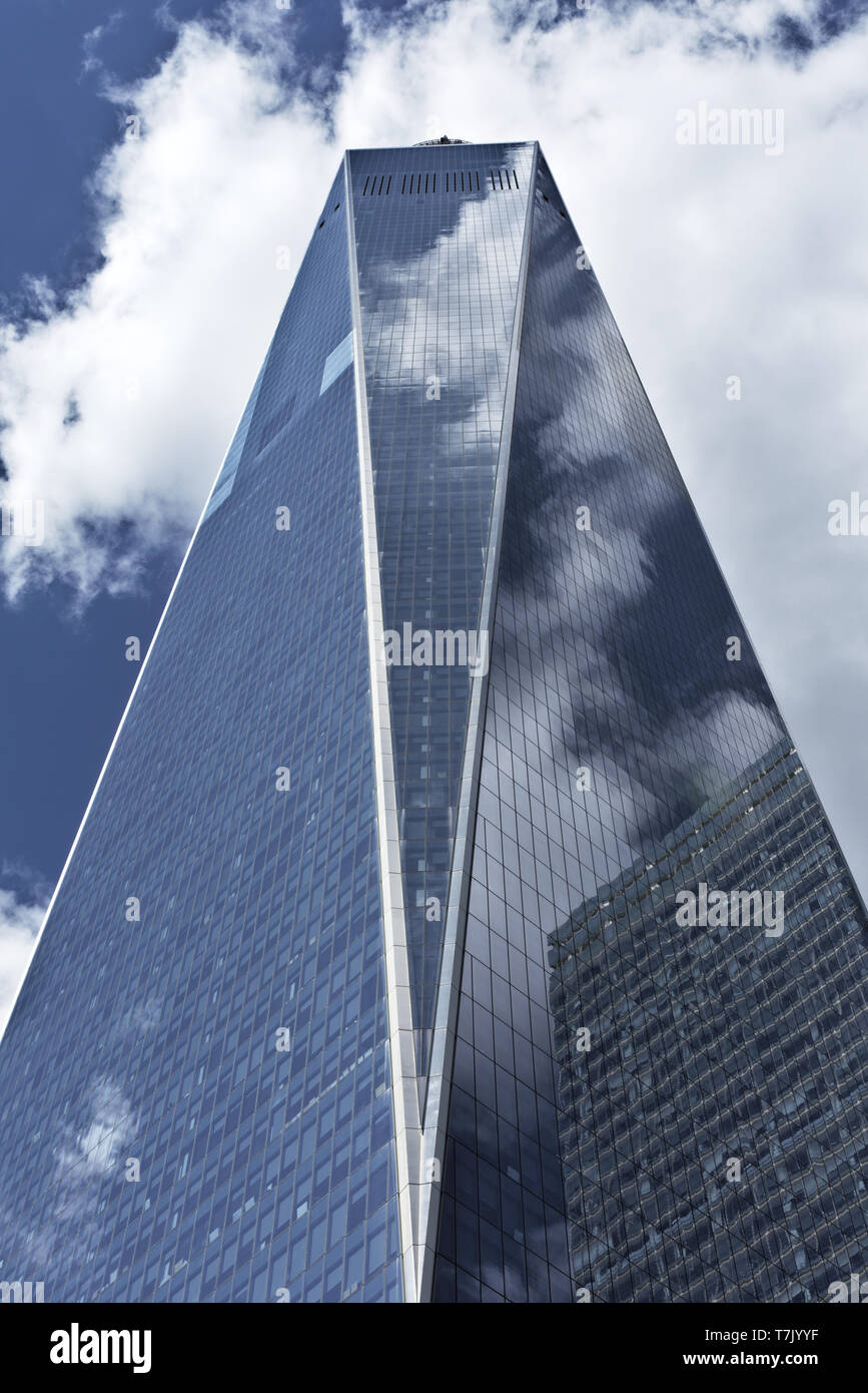 Sky reflections on office hi-res stock photography and images - Alamy