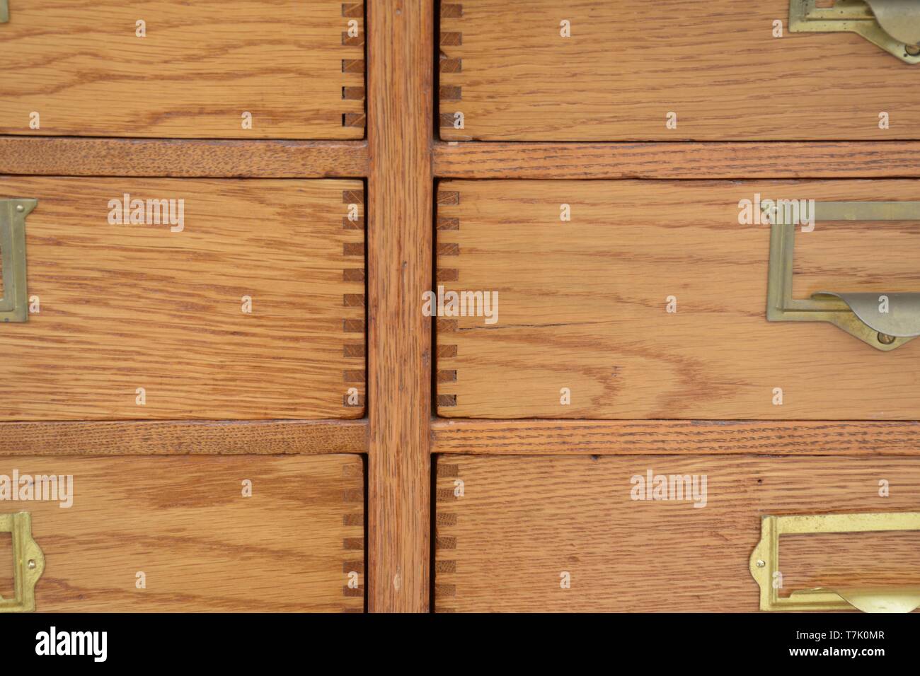 Dove tailing hi-res stock photography and images - Alamy