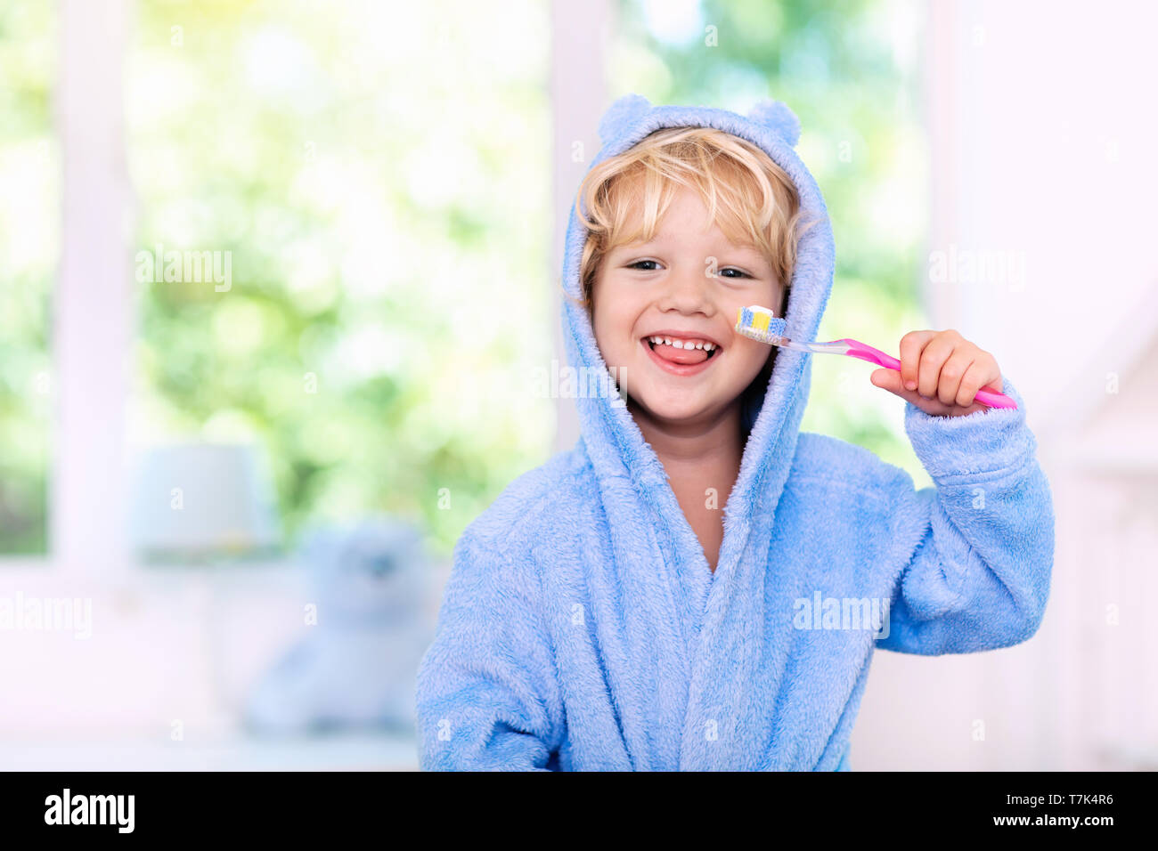 Tooth paste child hi-res stock photography and images - Alamy
