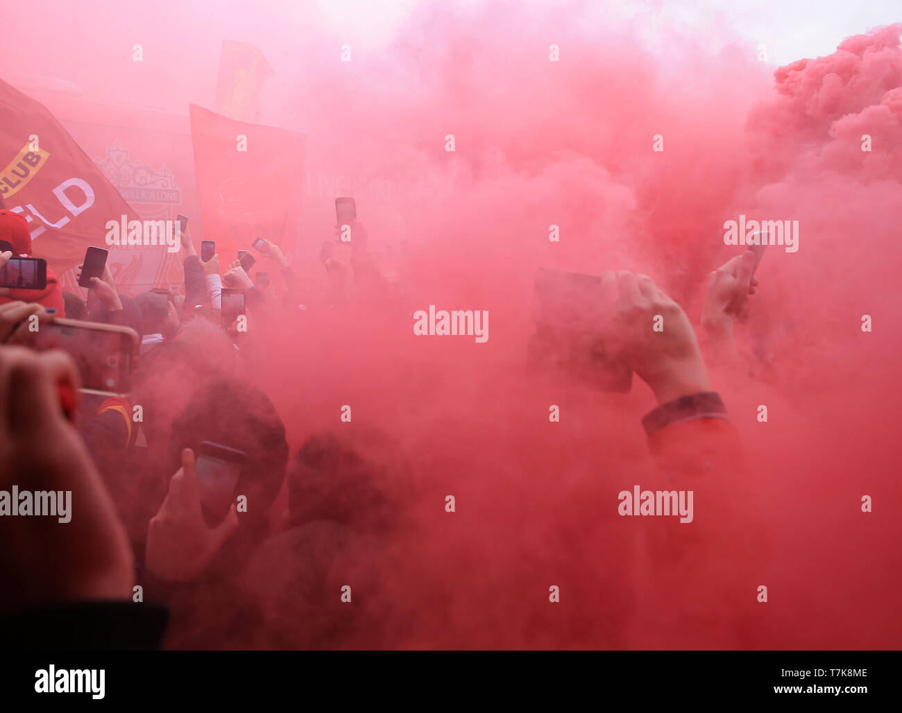 Barcelona fans with flares hi-res stock photography and images - Alamy